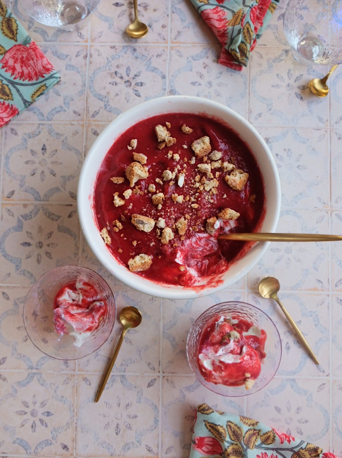Erdbeer-Trifle - dieses Dessert ist ein Traum in Pink! - wasfürmich